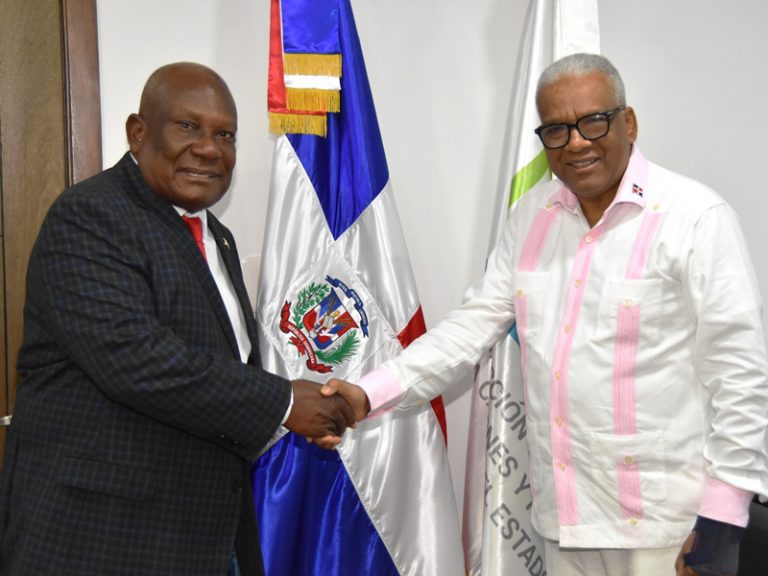 Director general recibe visita del diputado por Santo Domingo Este ...